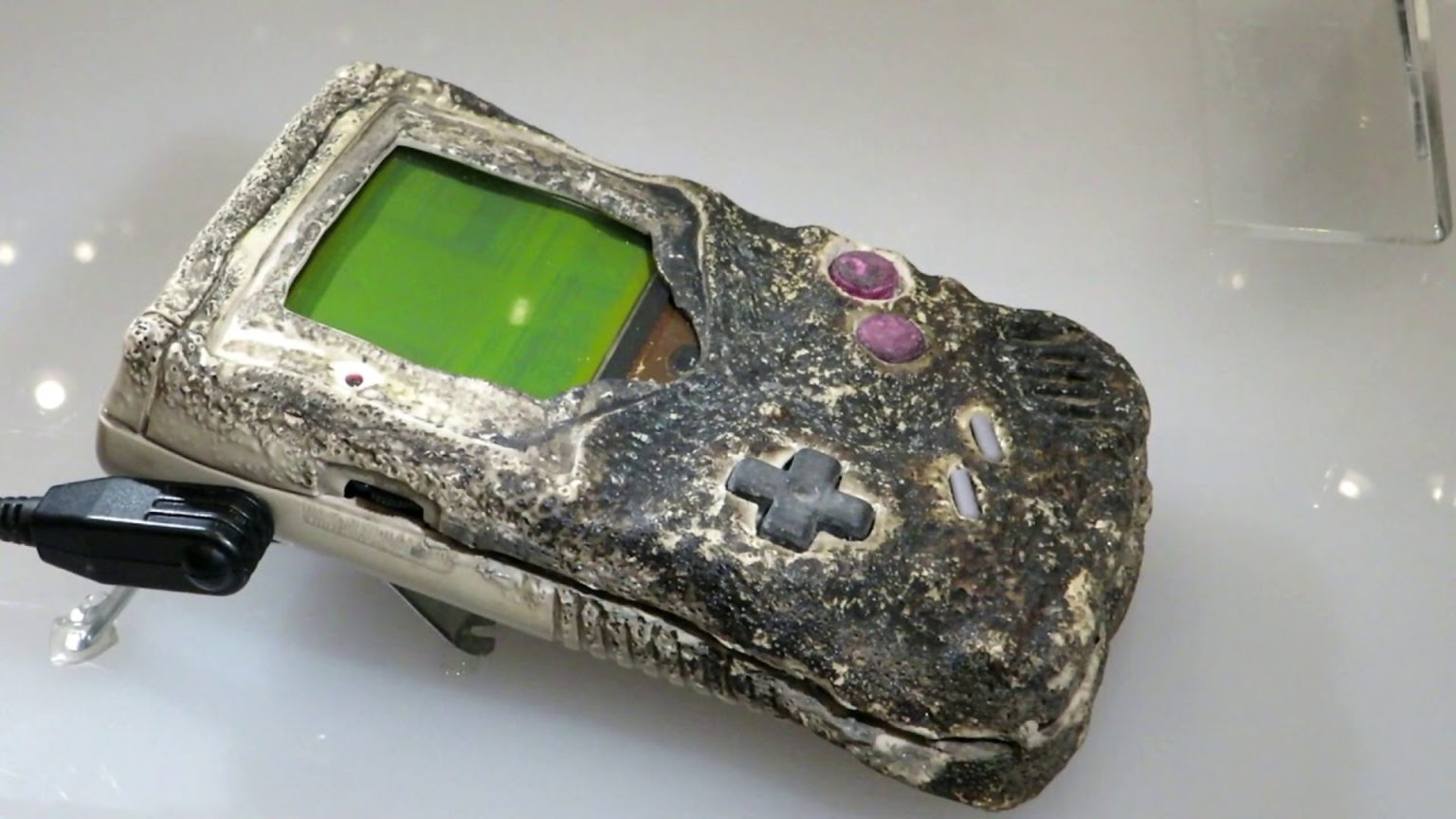 Half Destroyed but Still Working Game Boy That Survived Gulf War ...