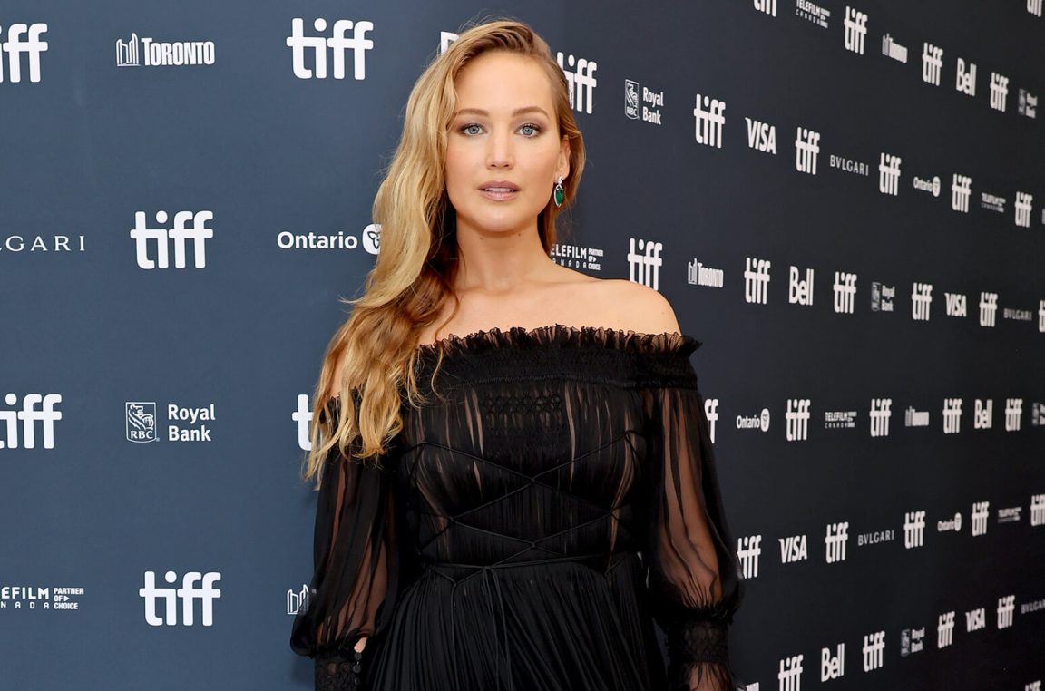 Jennifer Lawrence’s Butt-Scratching Incident Became a Nightmare For ...