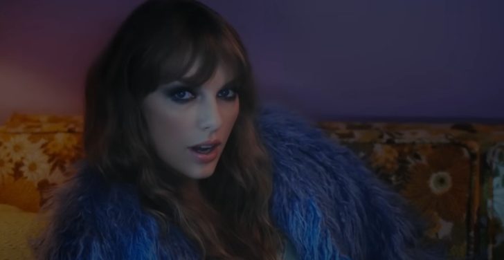 Taylor Swift Gives Travis Kelce the Biggest Compliment as She Kisses ...