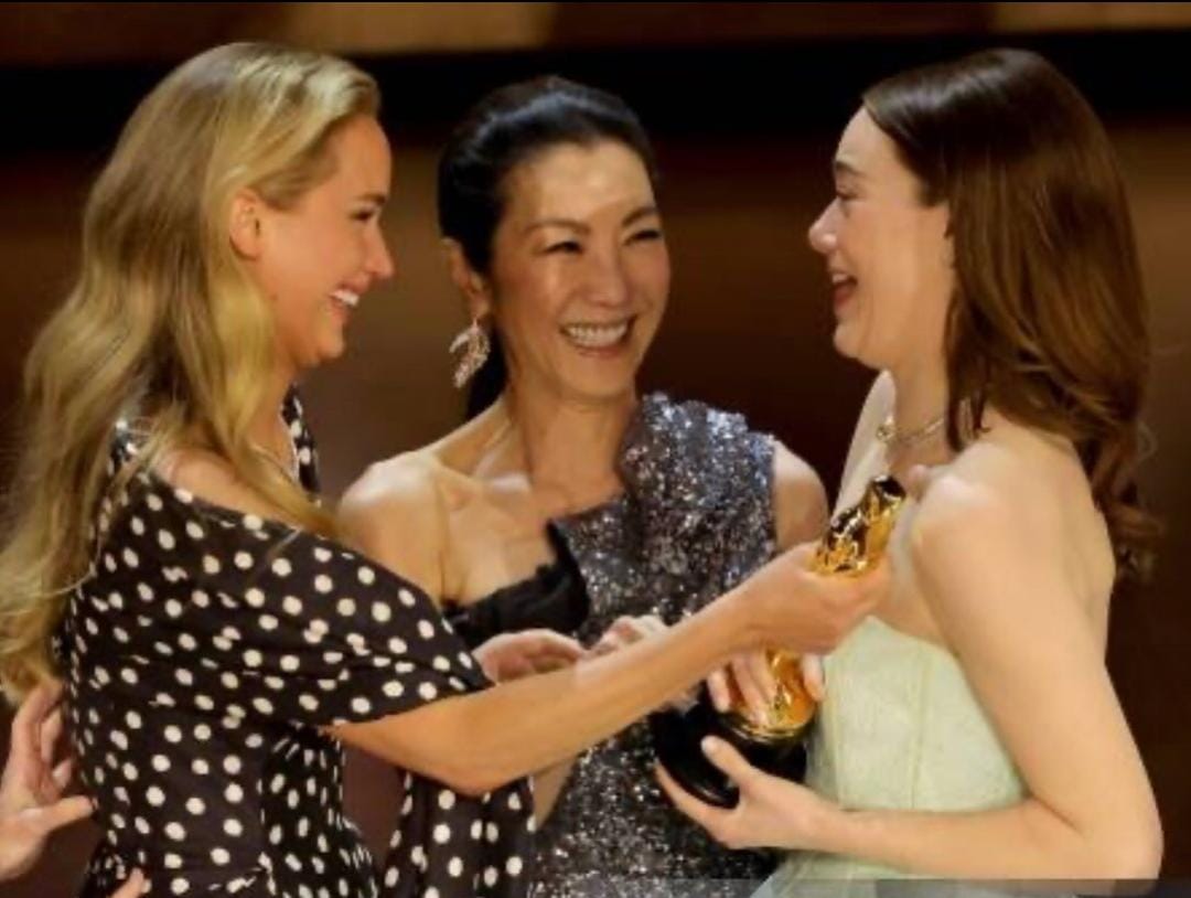 “She reminded me of my bae”: Michelle Yeoh Handing the Oscar to ...