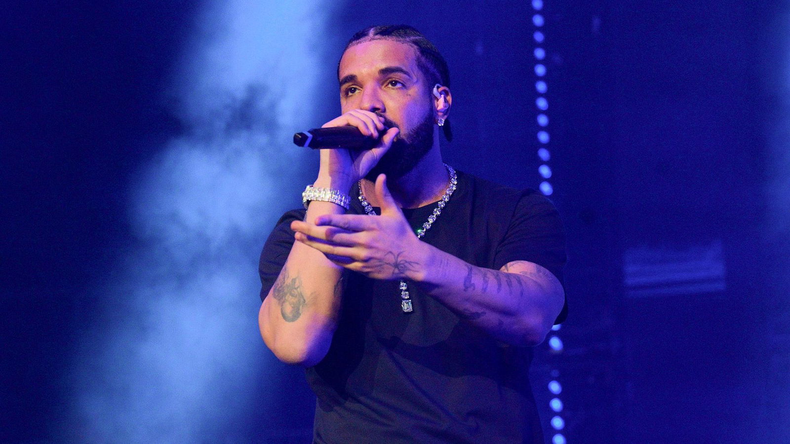 "DRAKE I DONT FW YOU": The God of War Himself Adds to Drake's Woes in ...