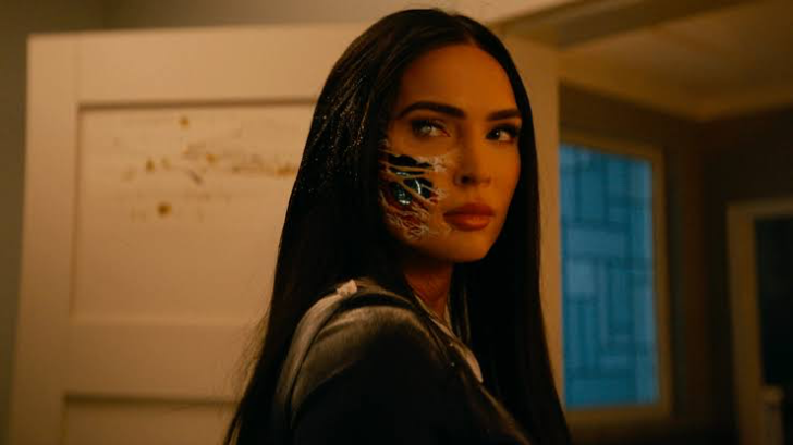 "WTF is wrong with her leg?": Megan Fox's Washboard Abs Make Her ...