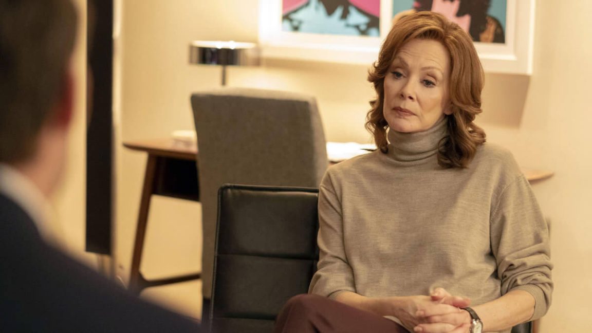 “I had no idea what Watchmen was!”: Emmy Winner Jean Smart is Forever ...
