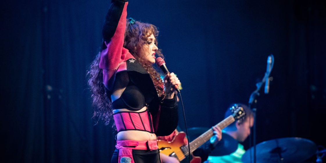 Chappell Roan Served Coffee, Cleaned Public Restroom at Doughnut Shop ...