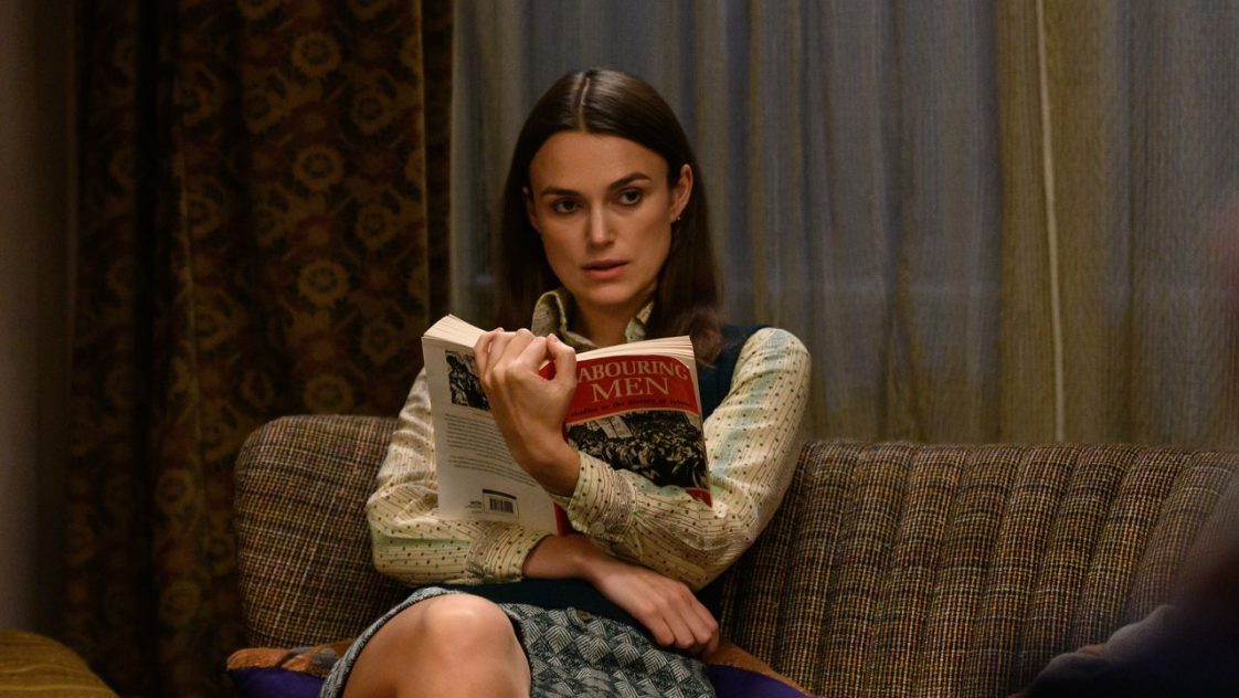 Even Keira Knightley Disagrees With Bruce Willis in the Biggest Debate ...