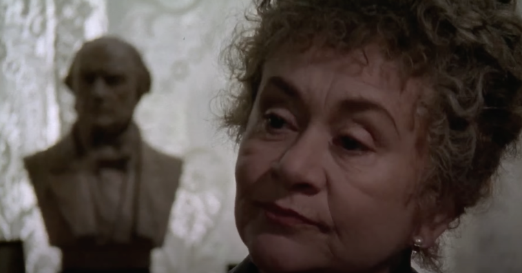 Joan Plowright’s Unforgettable Chemistry With Cher in a 1999 Comedy ...