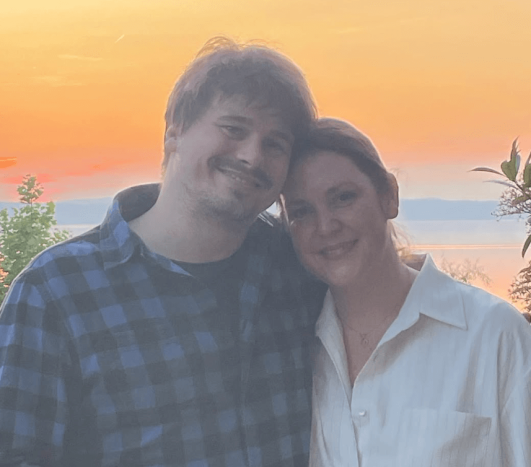 Jason Ritter and Melanie Lynskey’s Engagement Story Is So Amusing It ...