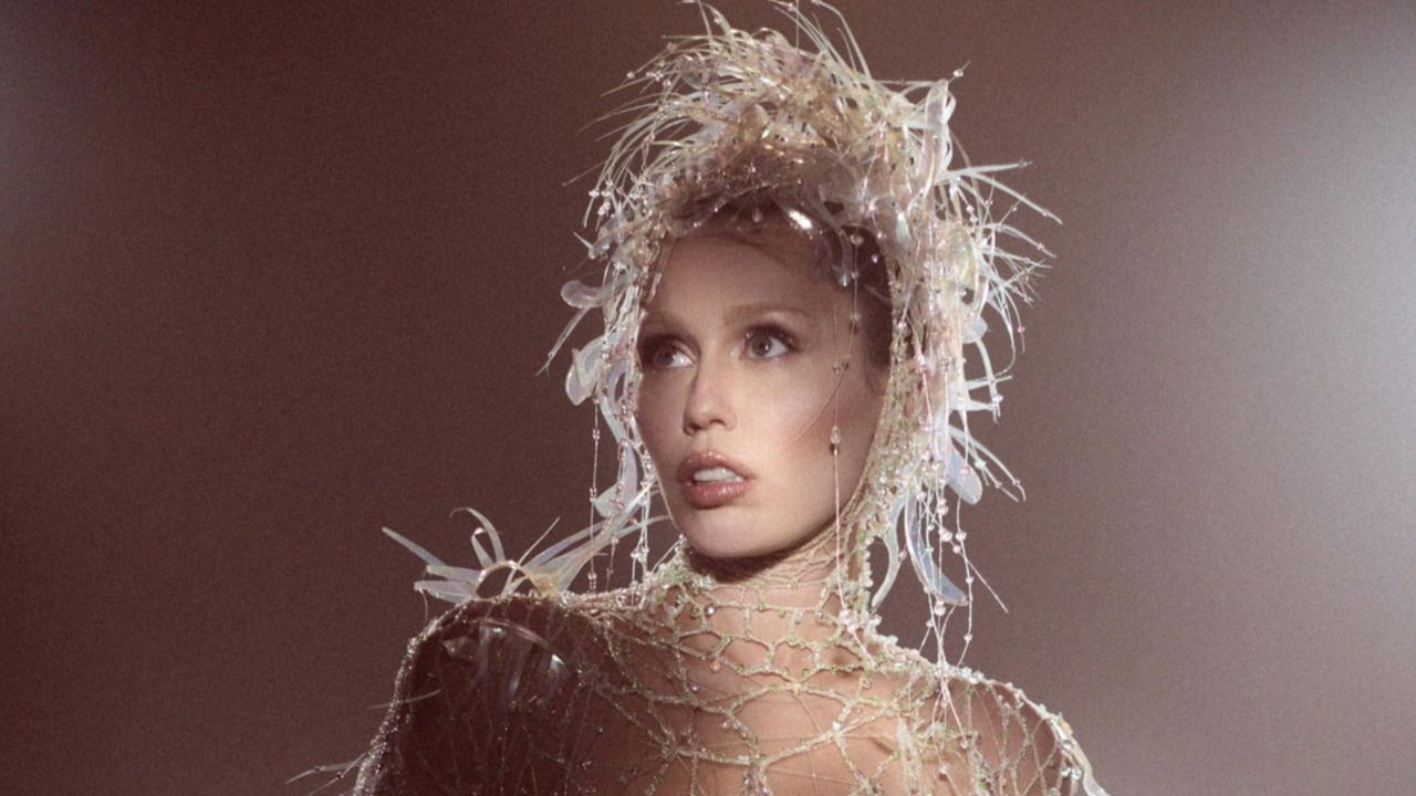 What Happened to Miley Cyrus' Face: Truth Behind Viral Gucci Photoshoot ...