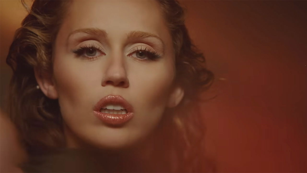 What Happened to Miley Cyrus' Face: Truth Behind Viral Gucci Photoshoot ...